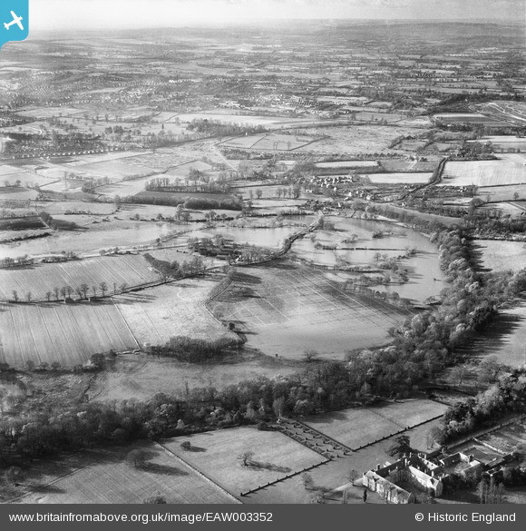 EAW003352 ENGLAND (1946). Flooding of the River Wey between Sutton Park ...
