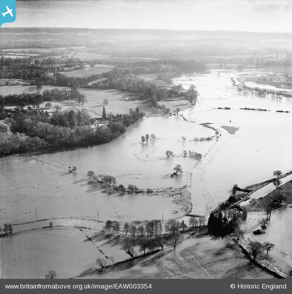 EAW003354 ENGLAND (1946). Flooding of the River Wey at Triggs Lock ...