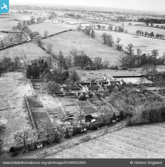EAW003365 ENGLAND (1946). The Manor House and the surrounding ...
