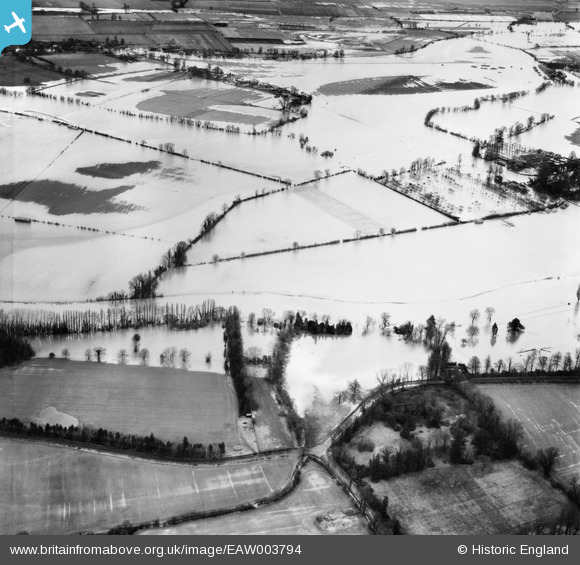 EAW003794 ENGLAND (1947). Flooding to the west of Boveney Court at the ...