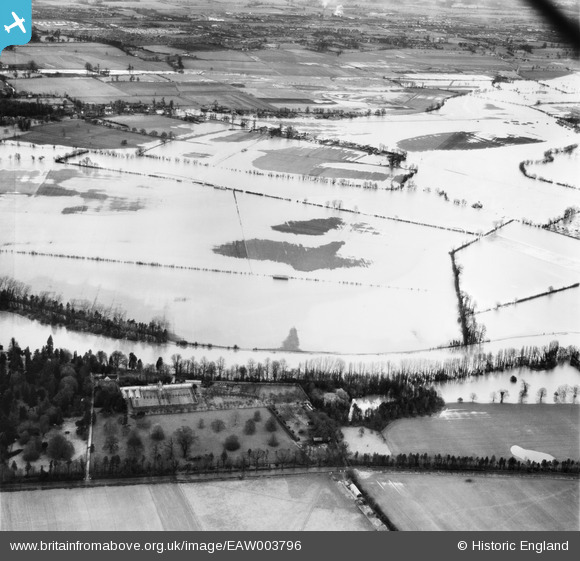 EAW003796 ENGLAND (1947). Flooding at the site of Eton Lake, Dorney ...