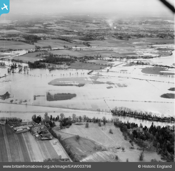 EAW003798 ENGLAND (1947). Flooding to the north of Oakley Court at the ...