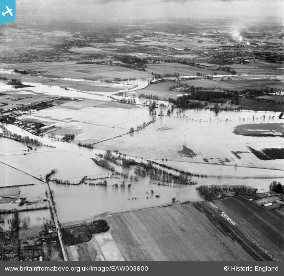 eaw003800 ENGLAND (1947). Flooding around Queen's Eyot at the site of ...