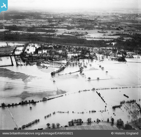 EAW003821 ENGLAND (1947). Flooding between Spencers Farm and Maidenhead ...