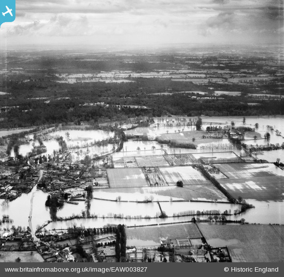 EAW003827 ENGLAND (1947). Flooding around the village, Cookham, from ...