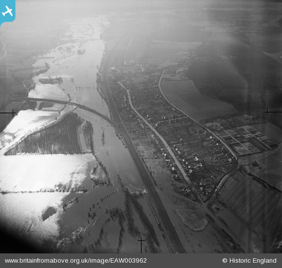 EAW003962 ENGLAND (1947). Kennington Road and flooding around ...