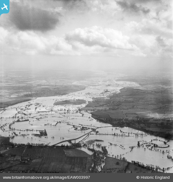 EAW003997 ENGLAND (1947). Flooding around the confluence of the River ...