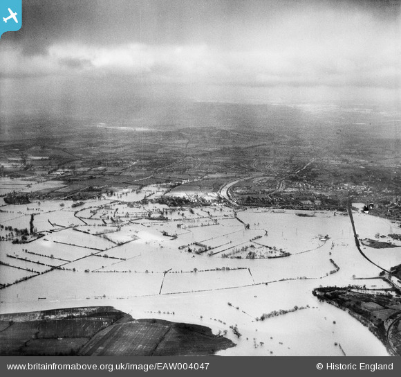 EAW004047 ENGLAND (1947). Flooding along the River Severn to the north ...