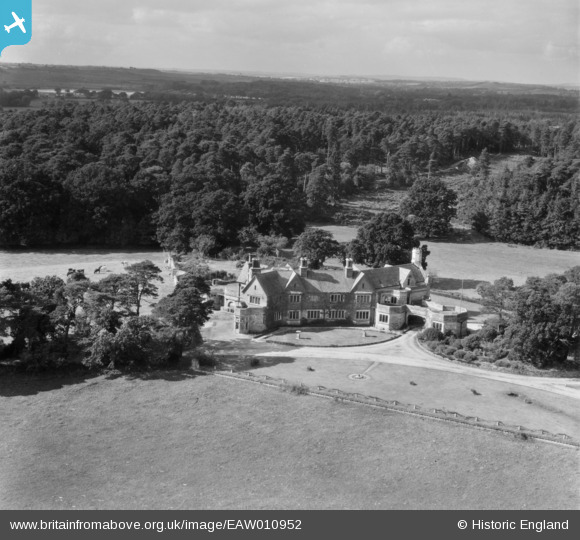 EAW010952 ENGLAND (1947). Trigon House, Trigon Hill, from the south ...
