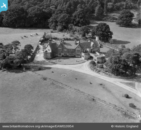eaw010954 ENGLAND (1947). Trigon House, Trigon Hill, 1947 | Britain ...