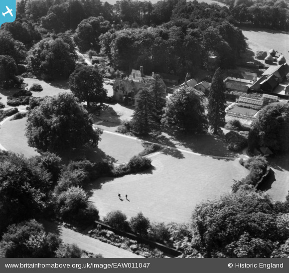 EAW011047 ENGLAND (1947). The Hyde, Handcross, 1947 | Britain From Above