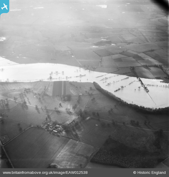 EAW012538 ENGLAND (1948). The River Severn in flood at Berwick Grove ...