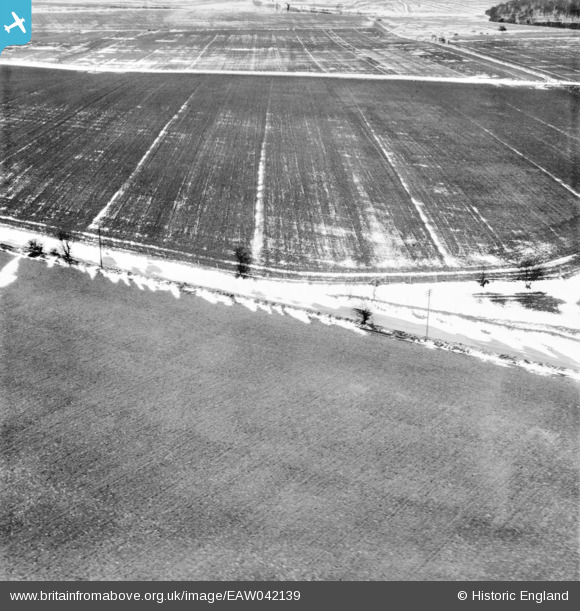 EAW042139 ENGLAND (1952). Shaw Hill (A346) in the snow, Collingbourne ...