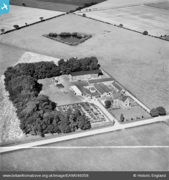 EAW046058 ENGLAND (1952). Avenue Farm, North Cliffe, 1952. This image ...