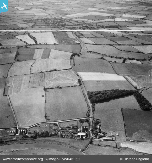 EAW046069 ENGLAND (1952). The village and the surrounding countryside ...