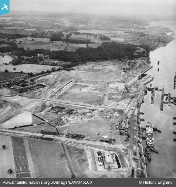 eaw046100 ENGLAND (1952). Construction of the Queen Elizabeth II Dock ...