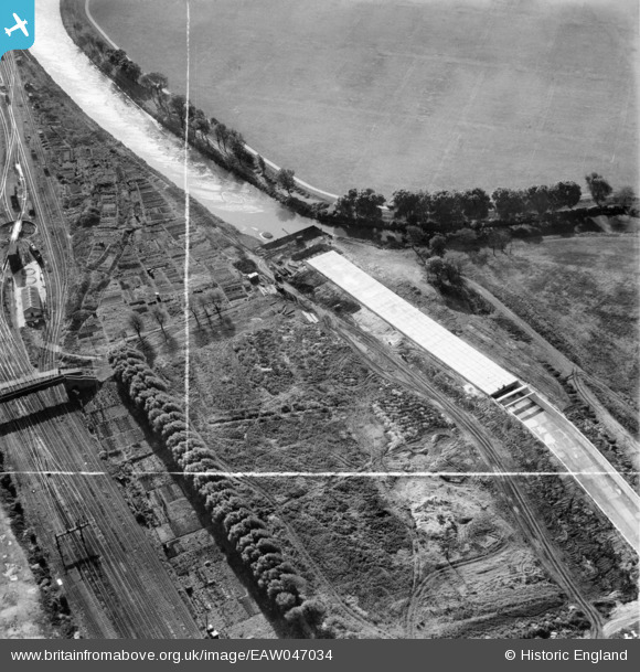 EAW047034 ENGLAND (1952). A culverted section of the Lee Flood Relief ...