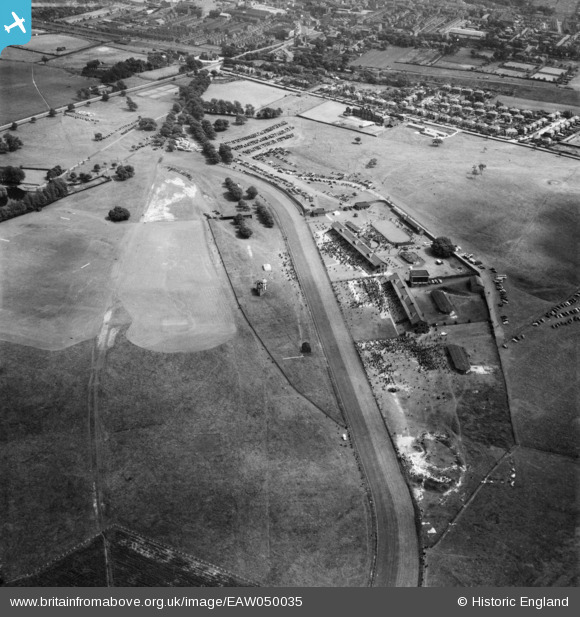 EAW050035 ENGLAND (1953). Pontefract Park, crowds at Pontefract ...