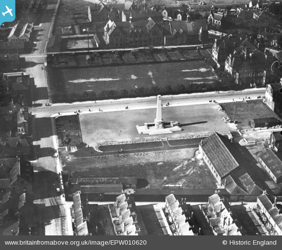 EPW010620 ENGLAND (1924). The War memorial on Victory Square ...