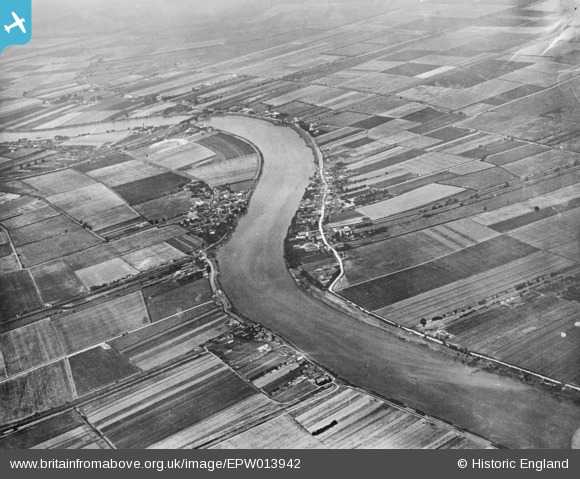 EPW013942 ENGLAND (1925). The River Trent at Althorpe and Burringham ...