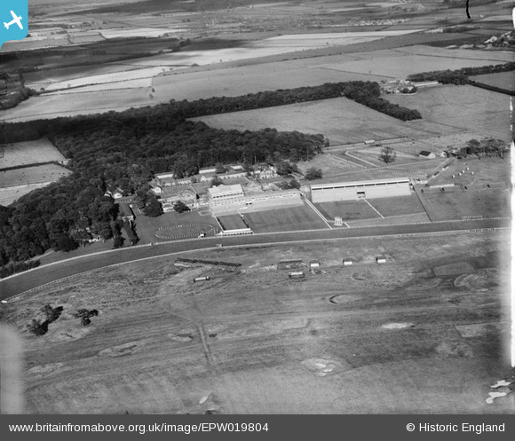 epw019804 ENGLAND (1927). Gosforth House, race course and golf course ...