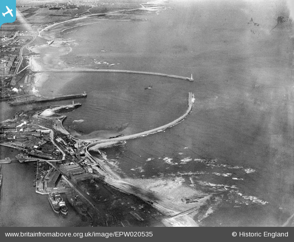 EPW020535 ENGLAND (1928). The harbour entrance, Sunderland, 1928 ...