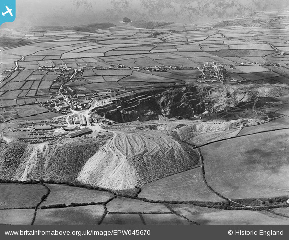 epw045670 ENGLAND (1934). The Old Delabole Slate Quarry and surrounding ...