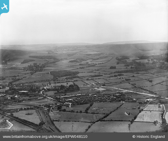epw048110 ENGLAND (1935). The town and surrounding countryside ...
