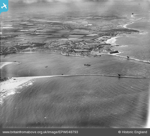 EPW048793 ENGLAND (1935). The entrance to the River Tyne, Tynemouth ...