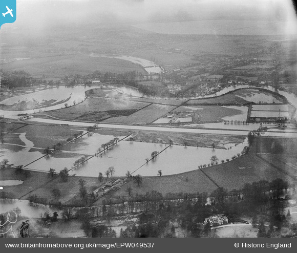 EPW049537 ENGLAND (1936). River Thames in flood around Desborough ...