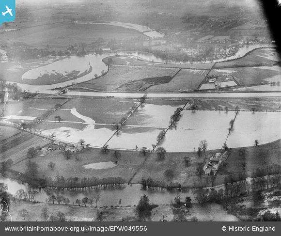 epw049556 ENGLAND (1936). River Thames in flood around Desborough ...