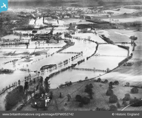 epw052742 ENGLAND (1937). The River Thames in flood, Medmenham, 1937 ...