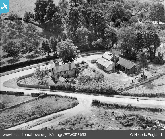 epw058653 ENGLAND (1938). The junction of Cheltenham Road and ...