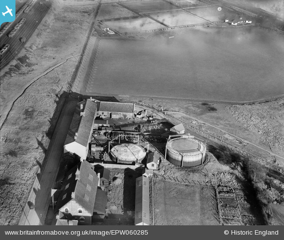 epw060285 ENGLAND (1938). The town Gas Works off Victoria Street ...