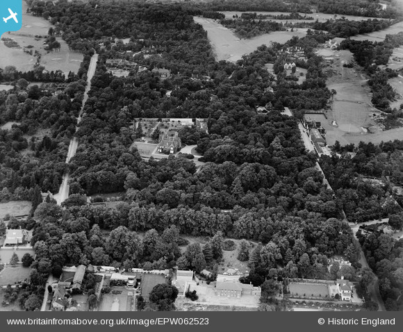 epw062523 ENGLAND (1939). Coombe End House and the surrounding area ...