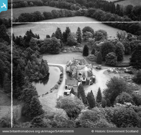 SAW016806 SCOTLAND (1948). Knockespock House, Clatt. An oblique aerial ...