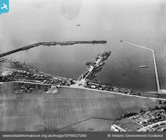 spw027080 SCOTLAND (1929). Granton Harbour, Edinburgh. An oblique ...