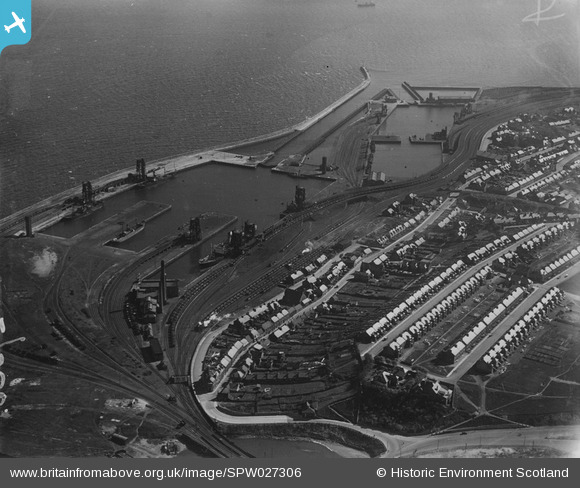 SPW027306 SCOTLAND (1929). Methil Docks. An oblique aerial photograph ...