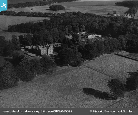 SPW040592 SCOTLAND (1932). Ethie Castle, Inverkeilor. An oblique aerial ...