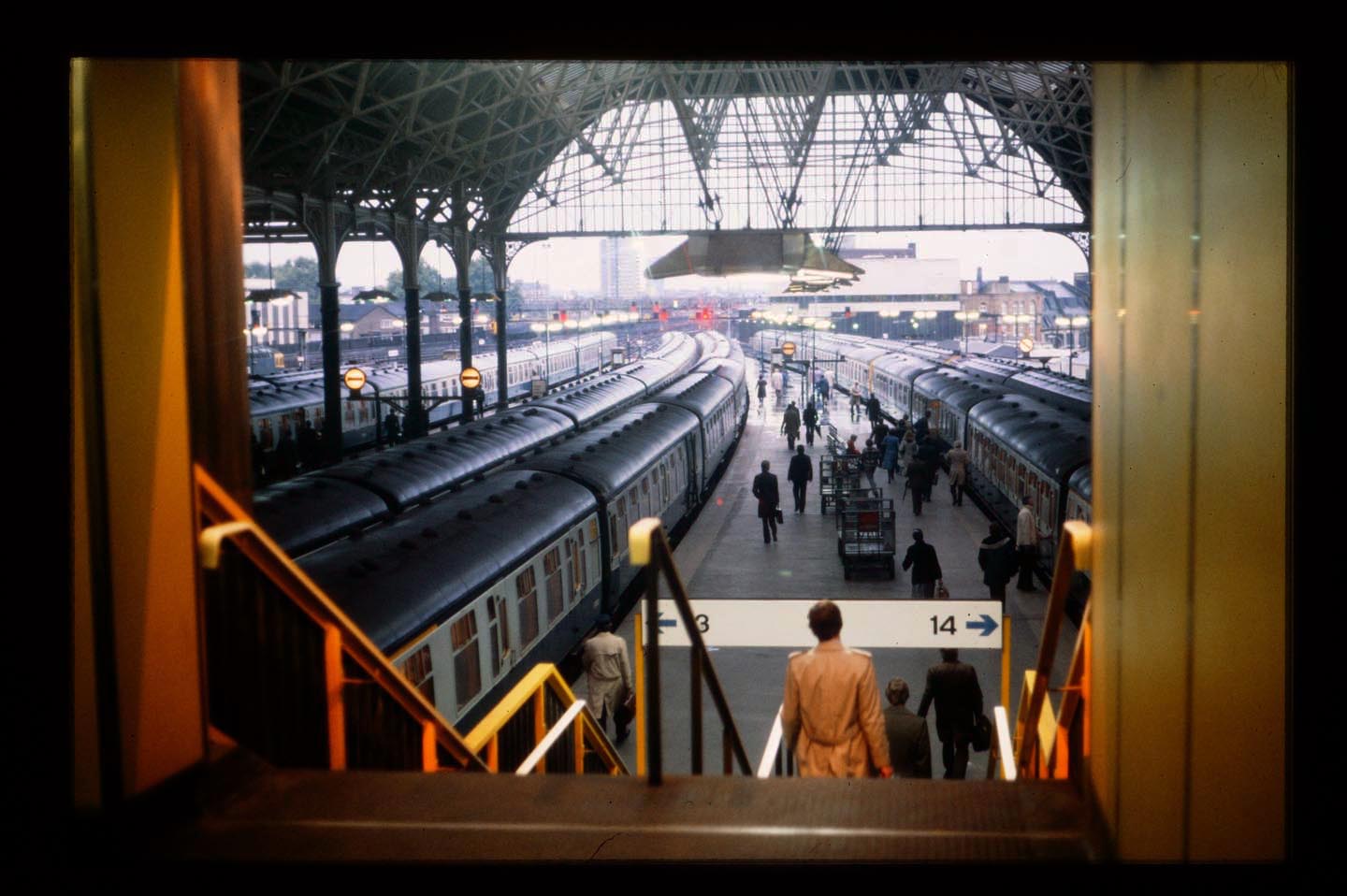 epw053014 ENGLAND (1937). London Bridge Railway Station, Tabard Gardens ...