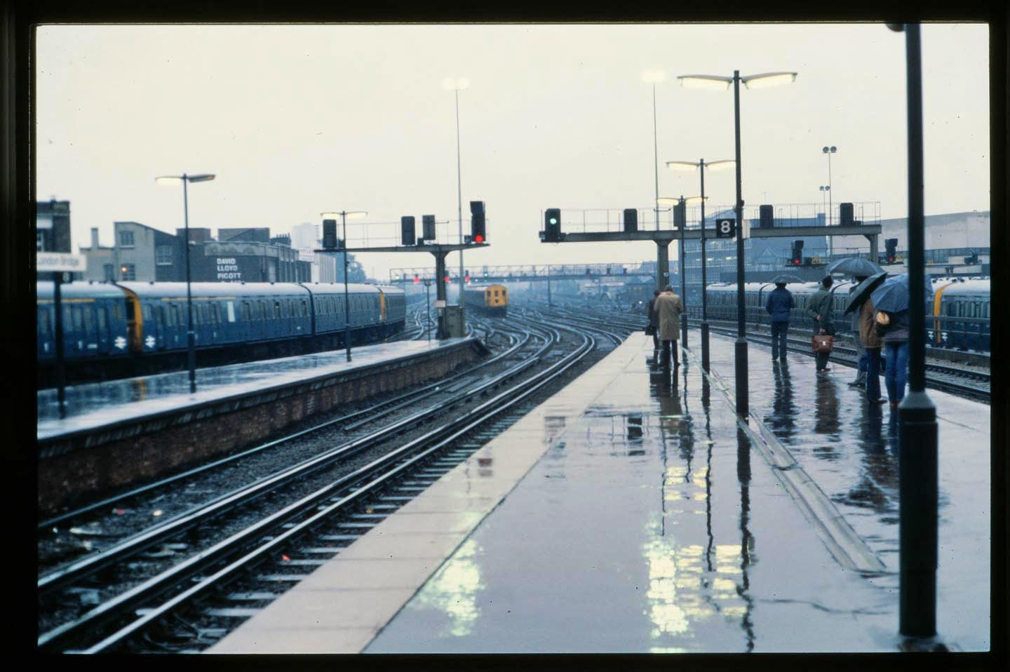 epw053014 ENGLAND (1937). London Bridge Railway Station, Tabard Gardens ...