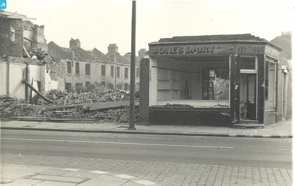 EAW005472 ENGLAND (1947). Construction of the Priory Court Estate and ...