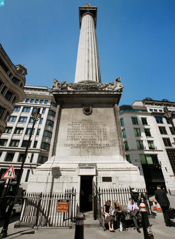 eaw000498 ENGLAND (1946). Tower Bridge, the River Thames and the city ...