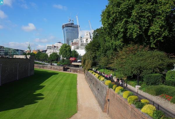 epw006783 ENGLAND (1921). The Tower of London and Tower Bridge, London ...