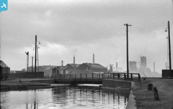 eaw049818 ENGLAND (1953). The Widnes Transporter Bridge and Runcorn ...