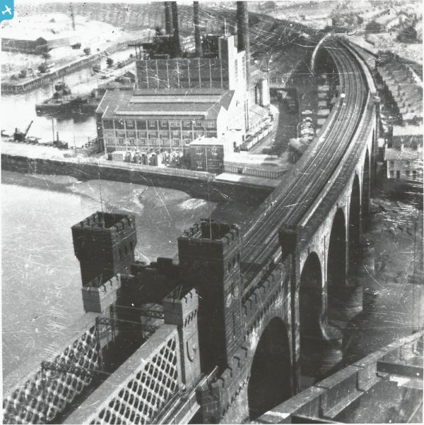 EAW044943 ENGLAND (1952). The Runcorn Railway Bridge and Widnes ...